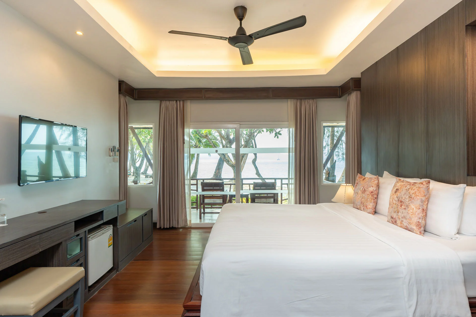 Deluxe Beachfront Villa – Koh Chang Paradise Resort